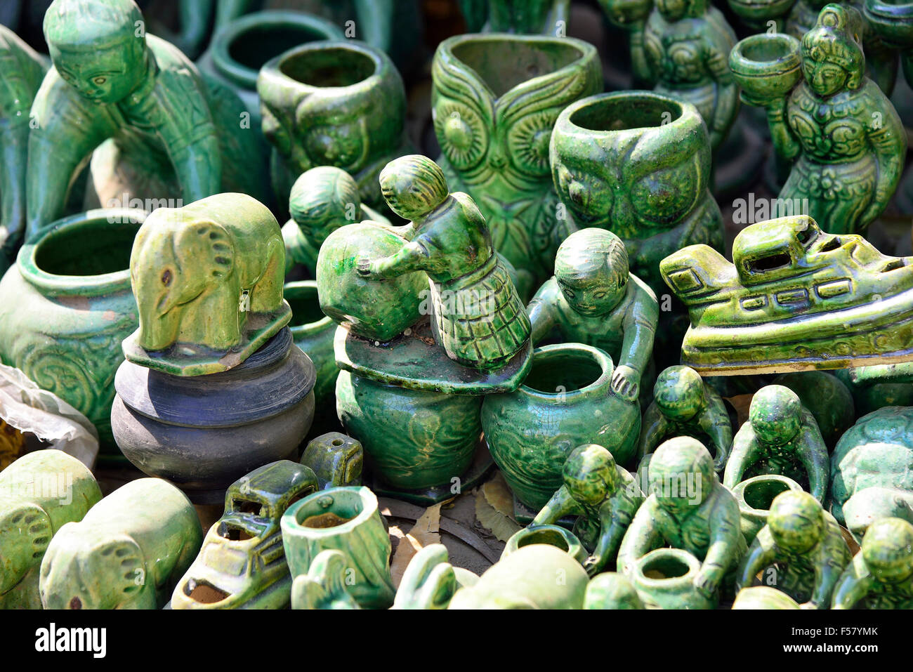 Ethnische Keramik Souvenirs zum Verkauf am Straßenrand stall in ...