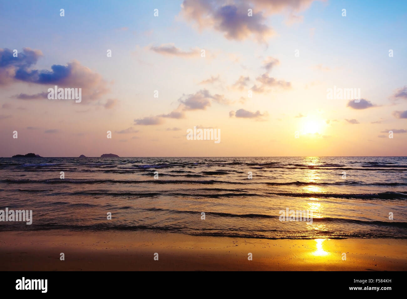 Strand und himmel hintergrund -Fotos und -Bildmaterial in hoher ...