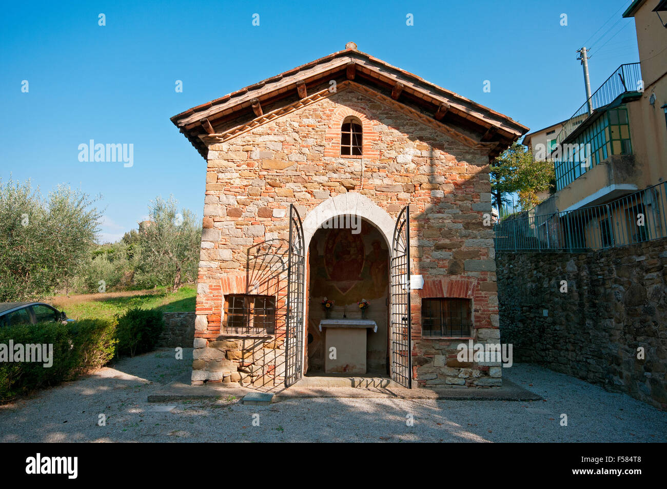 Chiesa del villaggio medievale -Fotos und -Bildmaterial in hoher Auflösung – Alamy