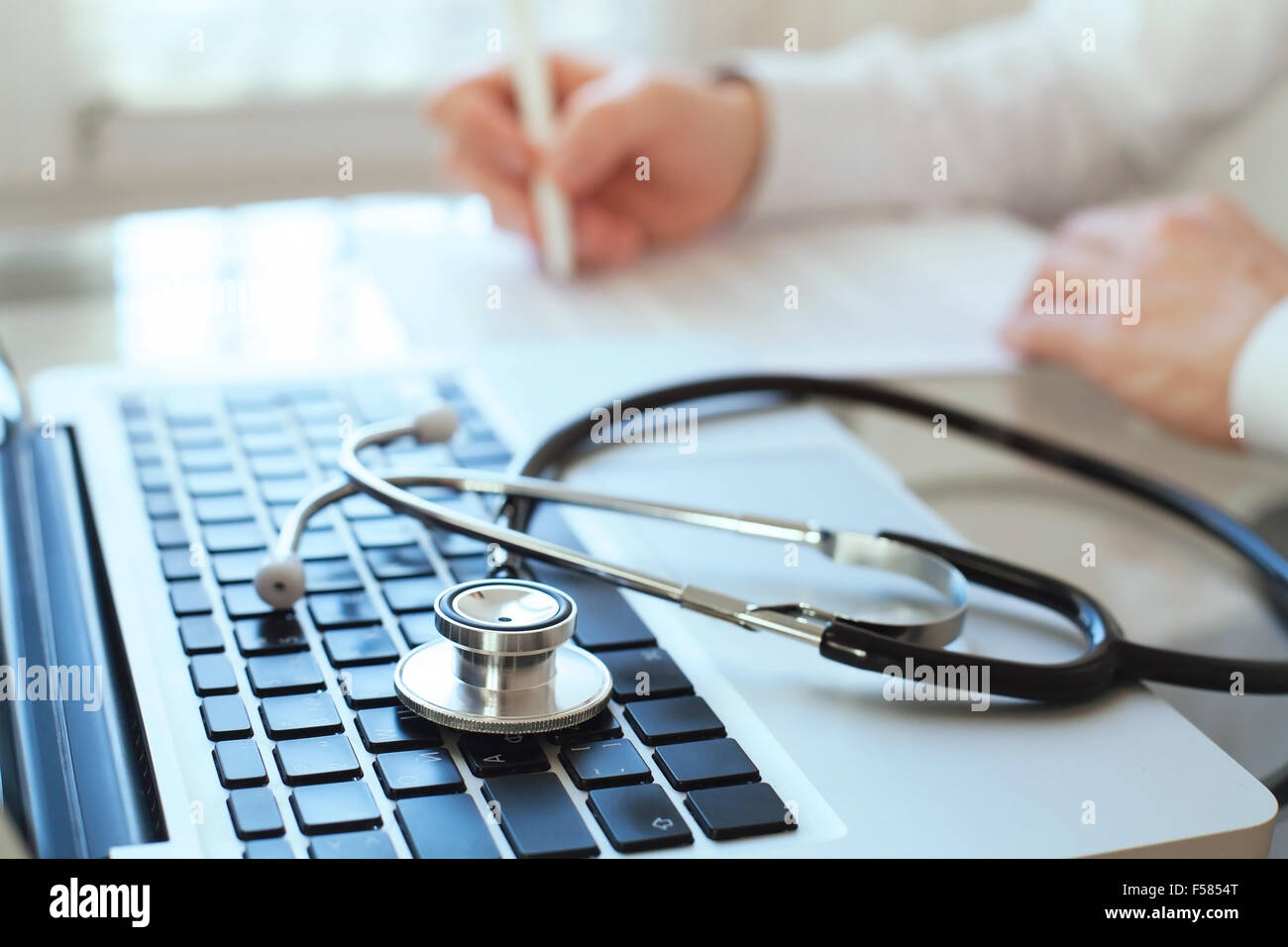 Visite arzt -Fotos und -Bildmaterial in hoher Auflösung – Alamy