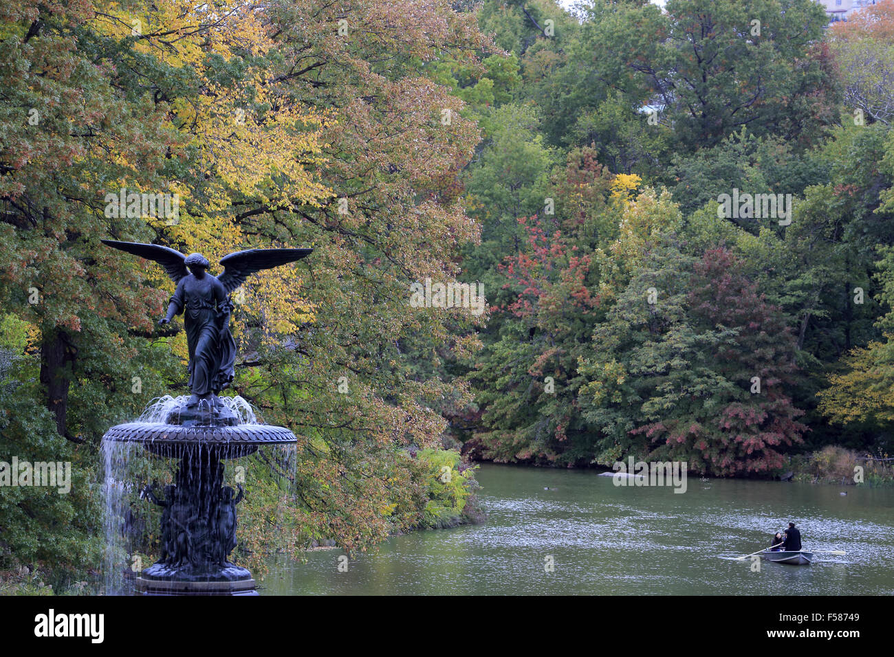 Geflügelte Engel des Bethesda-Brunnen mit Besuchern Bootfahren im See ...