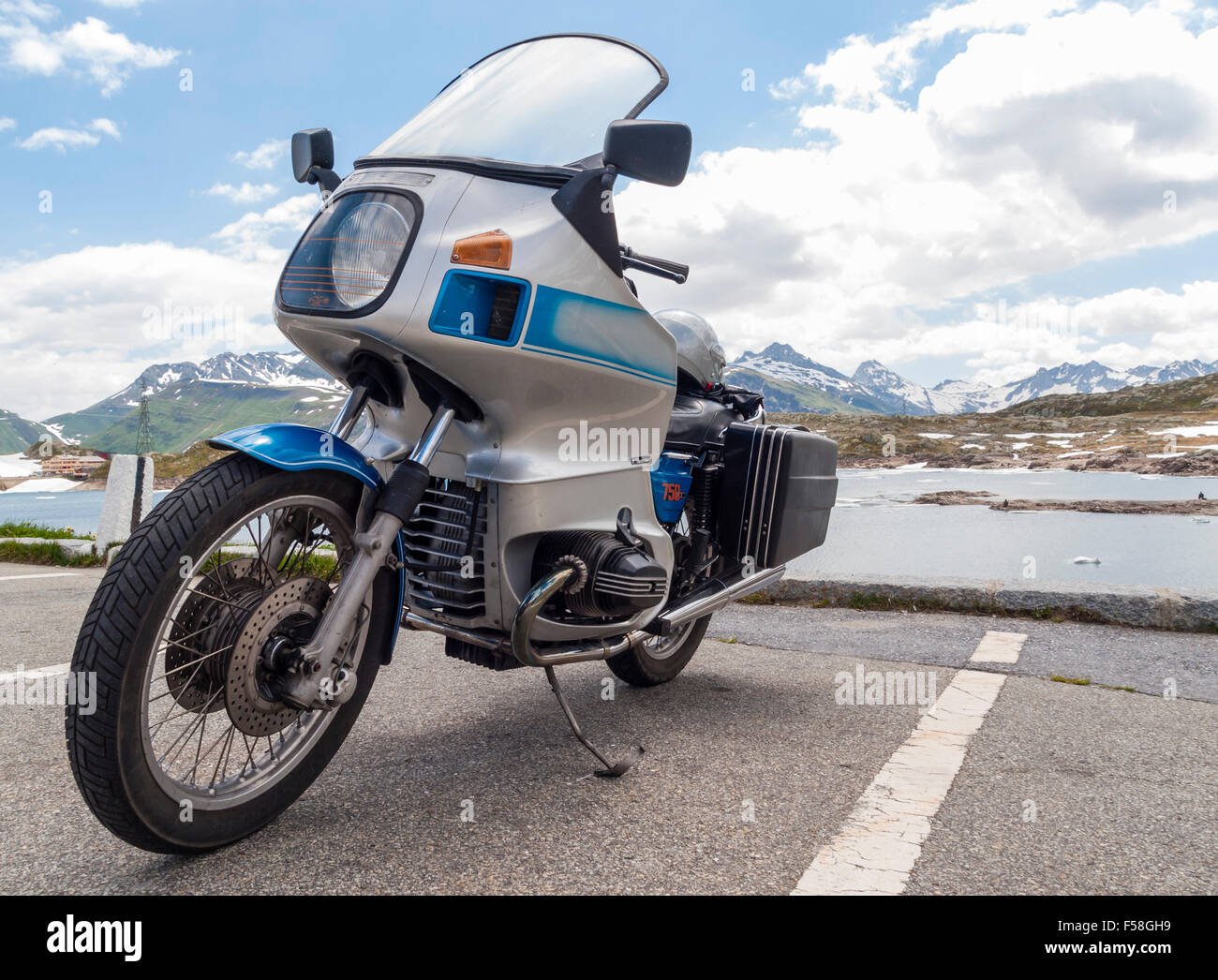 Klassische BMW R75 RT Oldtimer Motorrad geparkt auf der Schweizer ...