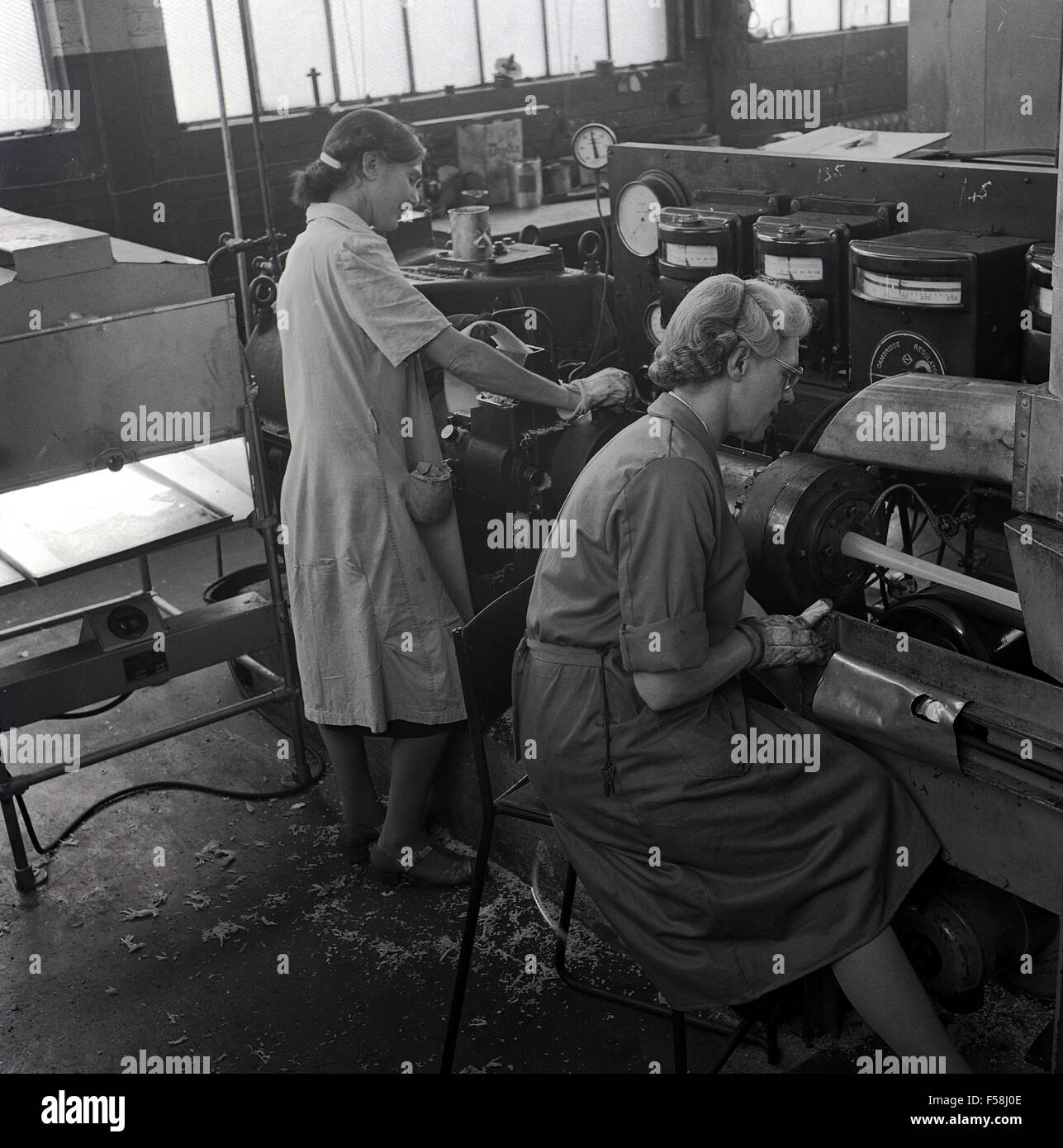 1950s Historical Female Factory Workers Stockfotos und -bilder Kaufen ...