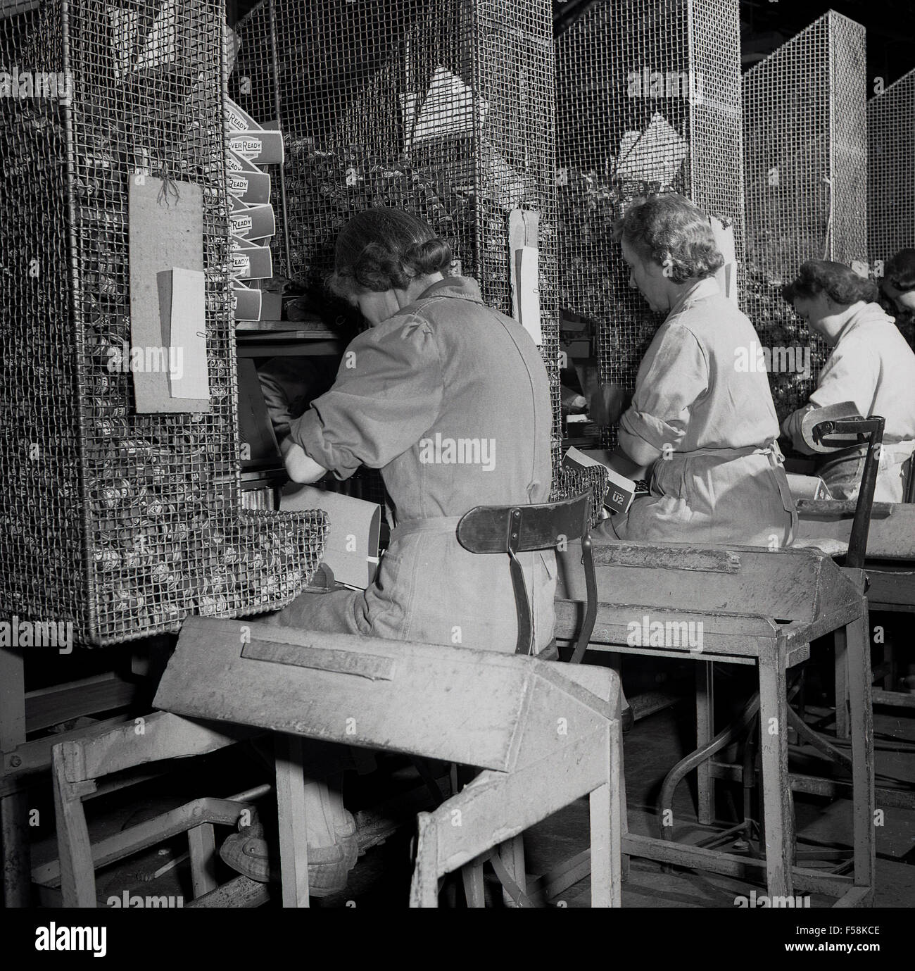 1950s historical female factory workers -Fotos und -Bildmaterial in ...