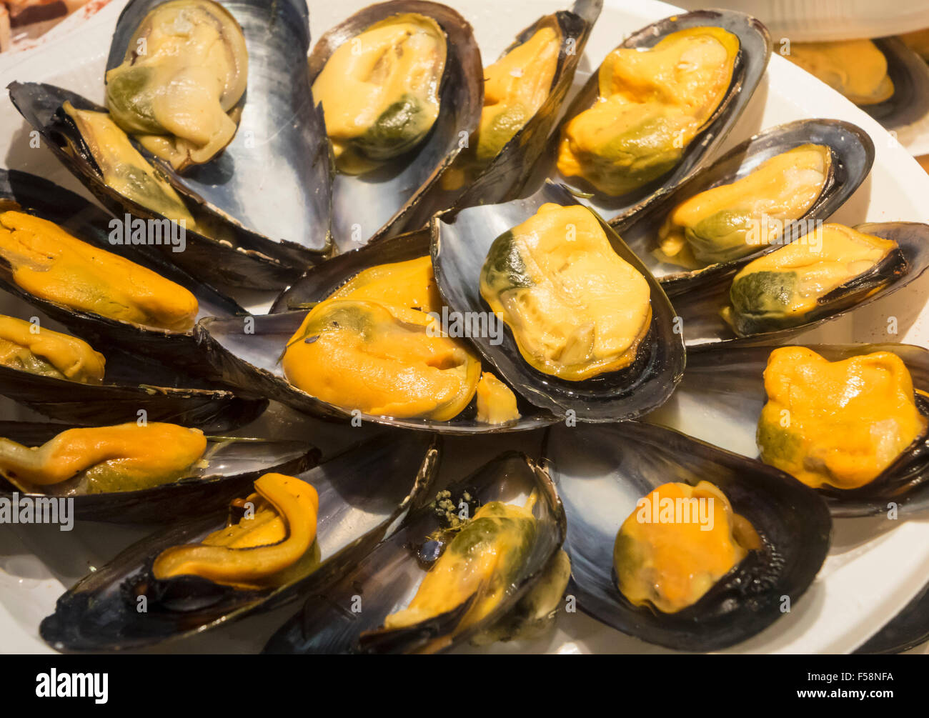 Muscheln auf Teller der Vorspeisen oder Entradas in Essensausgabe im ...