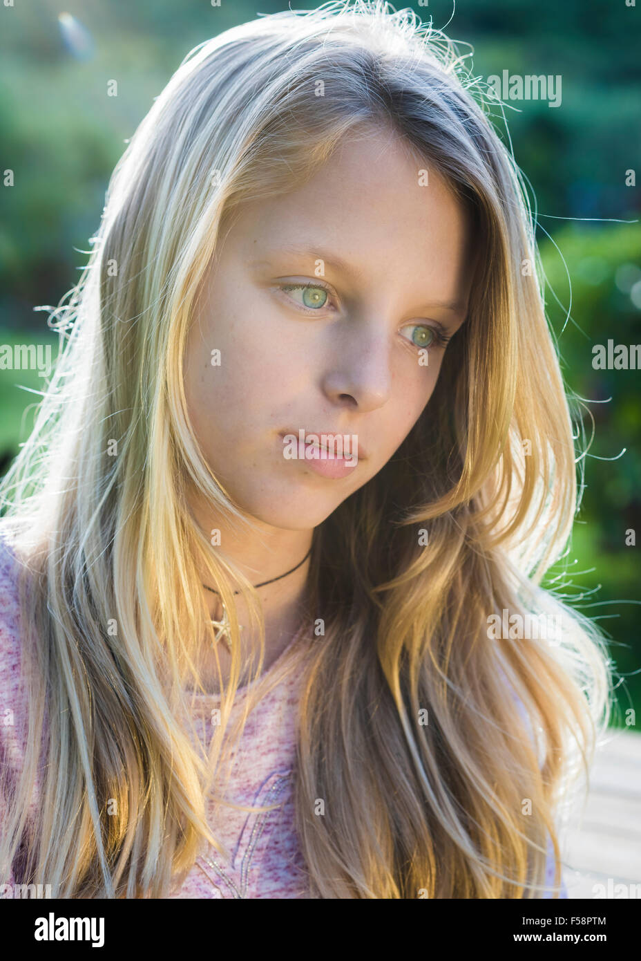Blonde Girl Fotos Und Bildmaterial In Hoher Auflösung Alamy