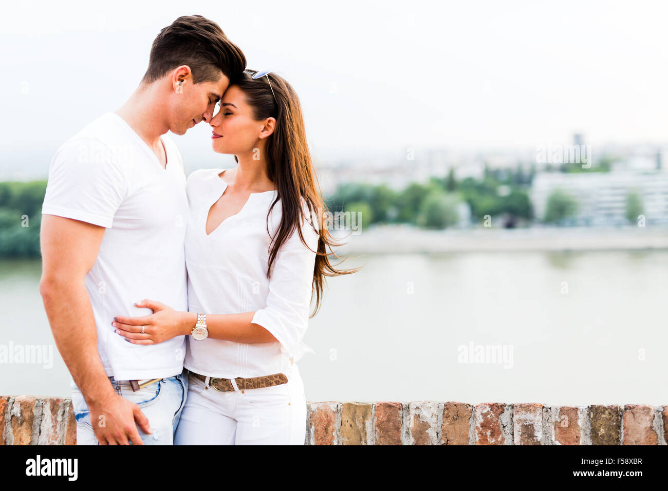 Junge schöne Paar Nasen als Zeichen der Liebe und küssen einander ...