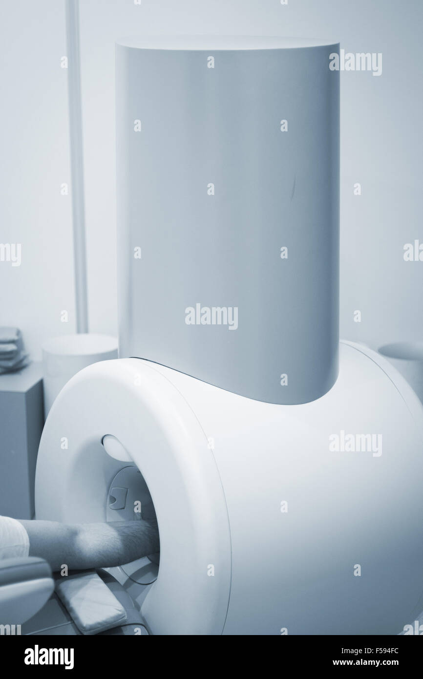 Patient und Arzt im völlig offenen Hochfeld-Magnetresonanz Bild MRI CT ...