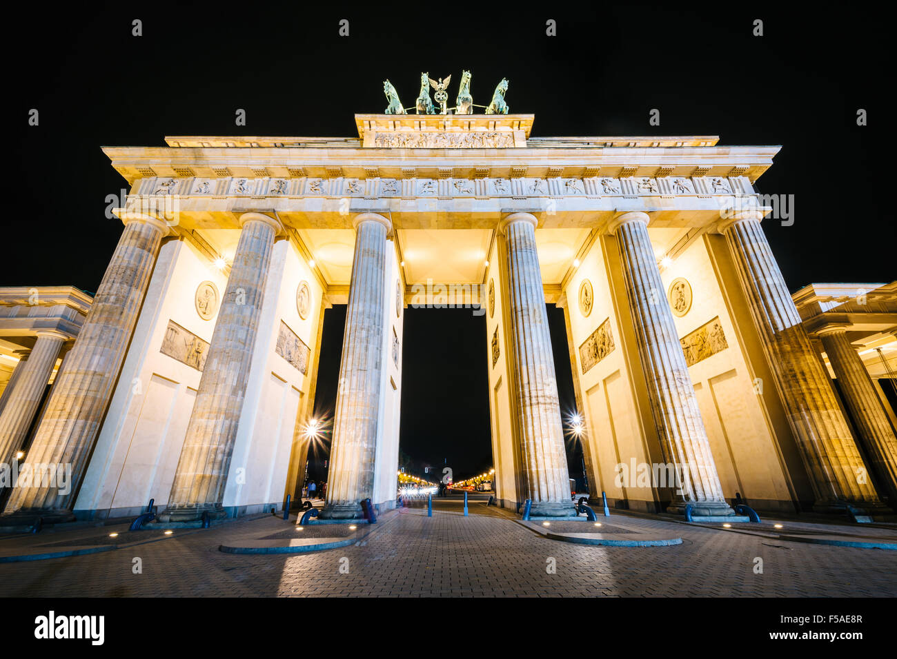 Das Brandenburger Tor bei Nacht, in Berlin, Deutschland Stockfotografie ...