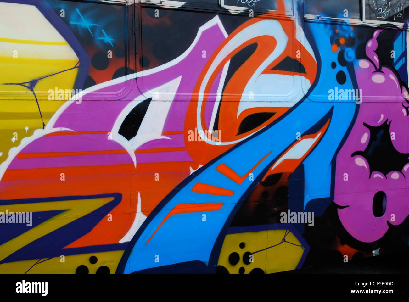Graffiti bus -Fotos und -Bildmaterial in hoher Auflösung – Alamy