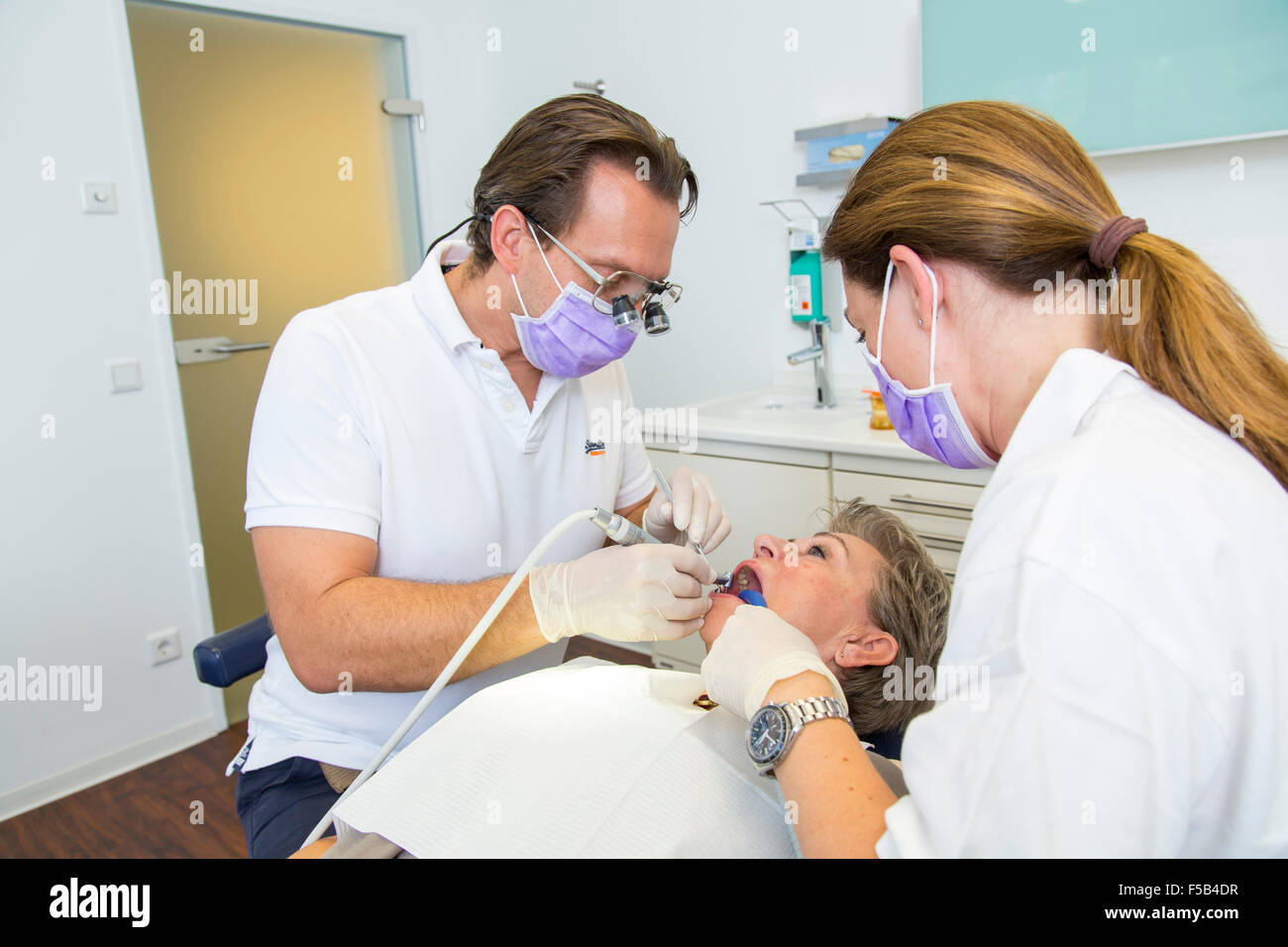 Zahnarztpraxis, Zahnarzt, Assistentin und älteren Patienten, zahnärztliche Behandlung ...