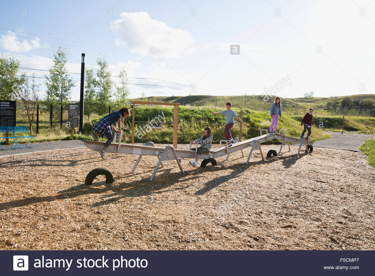 Kinder spielen auf wippe -Fotos und -Bildmaterial in hoher Auflösung ...