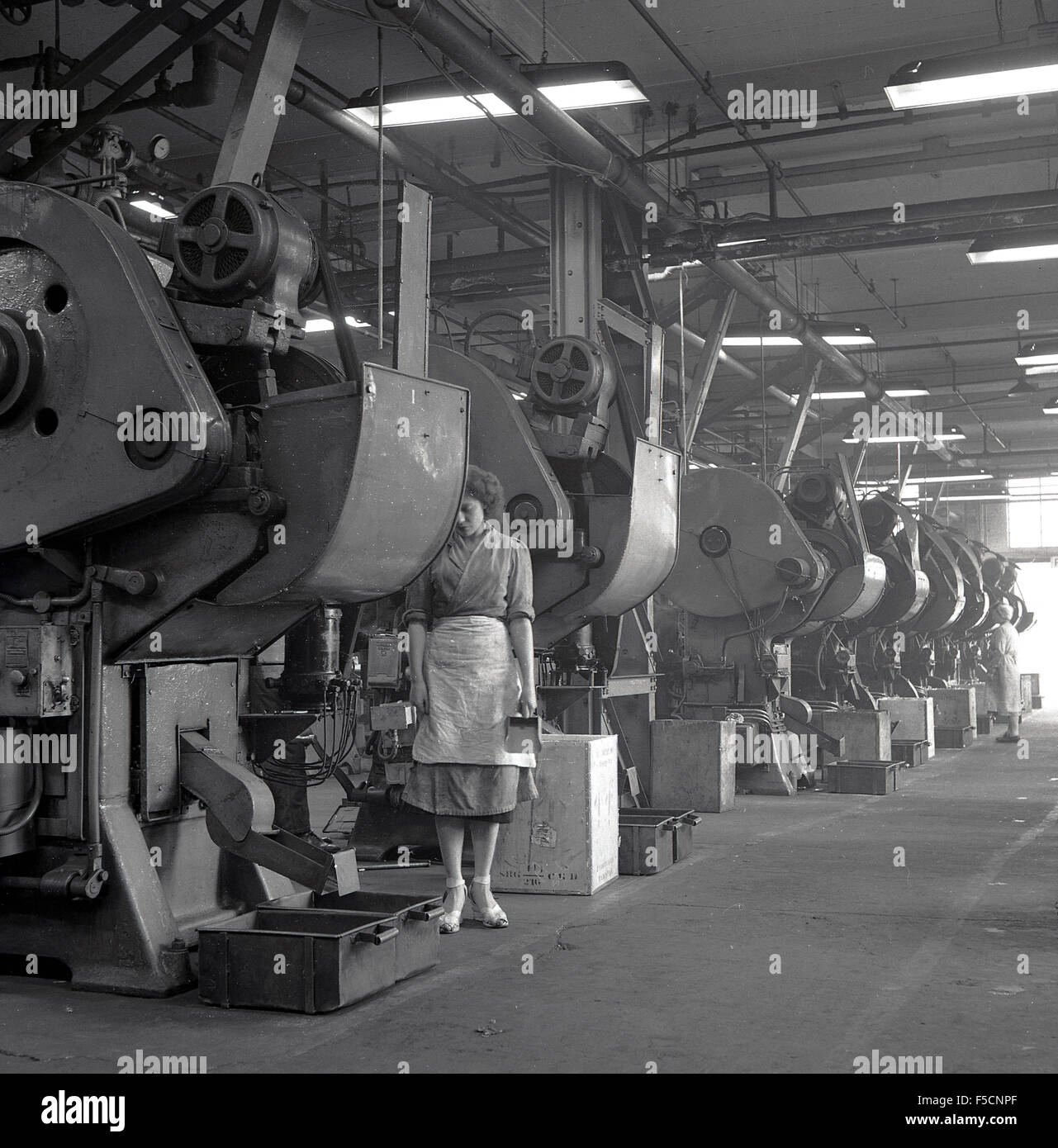 1950s historical female factory workers -Fotos und -Bildmaterial in ...