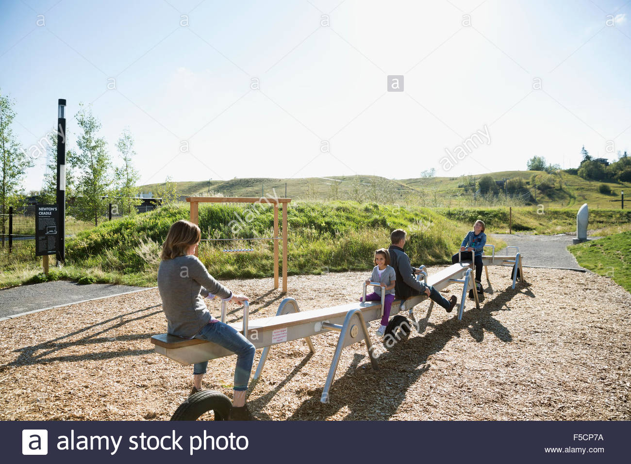 Kinder spielen auf wippe -Fotos und -Bildmaterial in hoher Auflösung ...