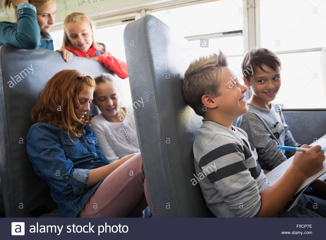 School bus kids -Fotos und -Bildmaterial in hoher Auflösung – Alamy