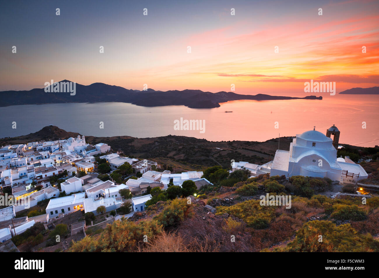 Blick auf Bucht von Milos und Plaka Dorf, die Hauptstadt der Insel ...