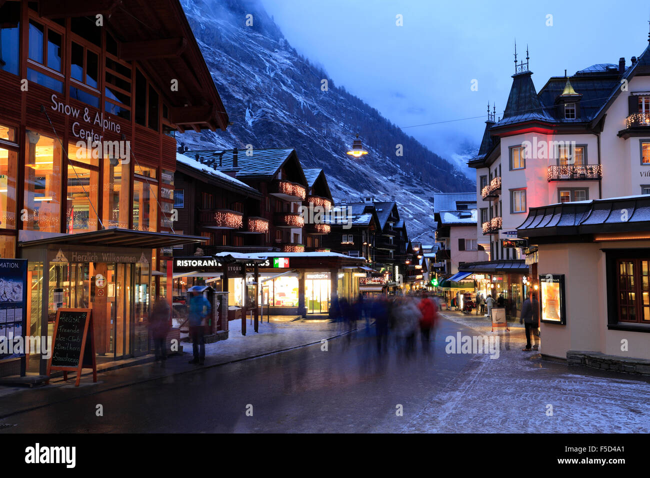 Winter Schnee, Zermatt-Stadt bei Nacht, Kanton Wallis, Walliser Alpen ...