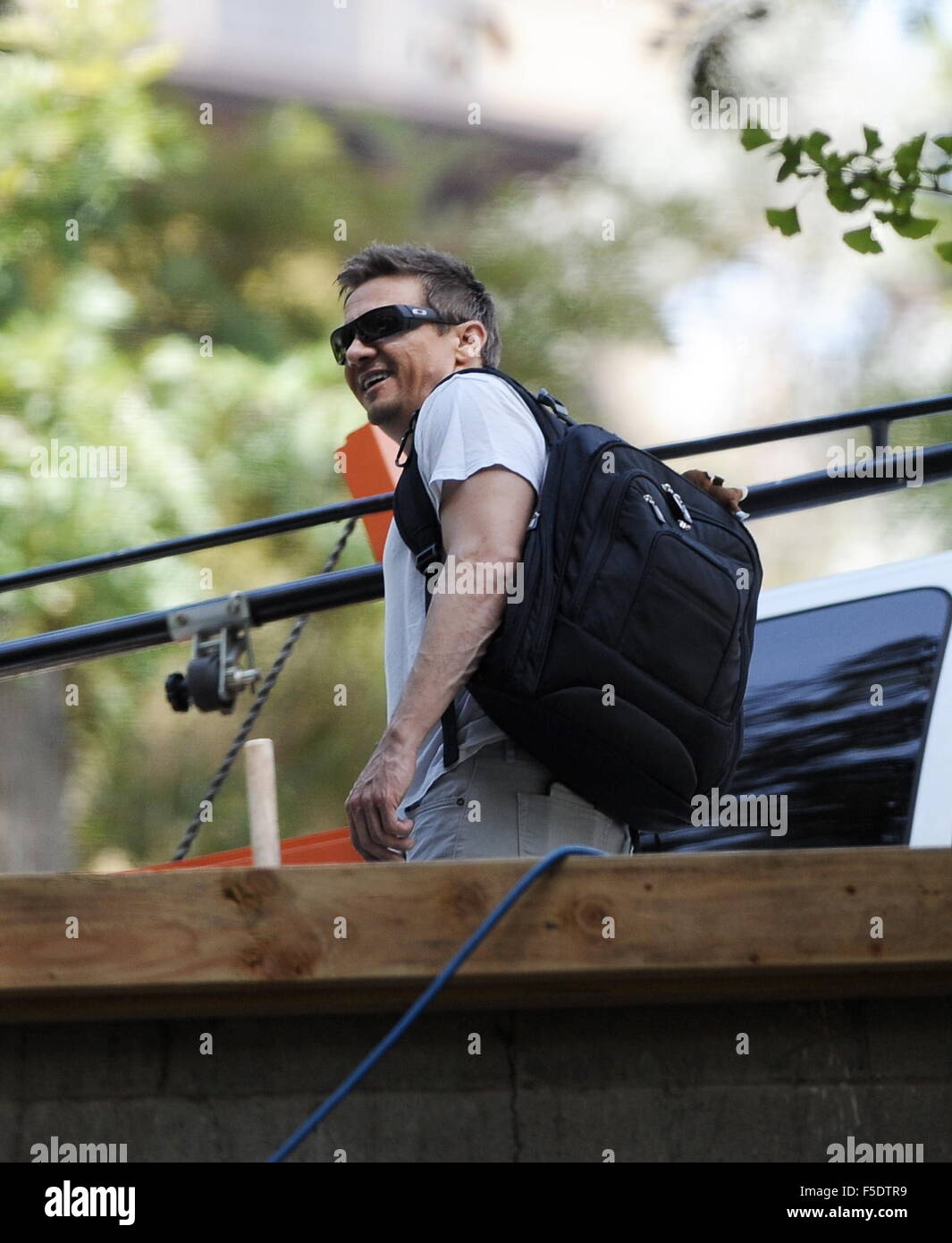 Schauspieler Jeremy Renner checkt den Fortschritt von seinem neuen ...