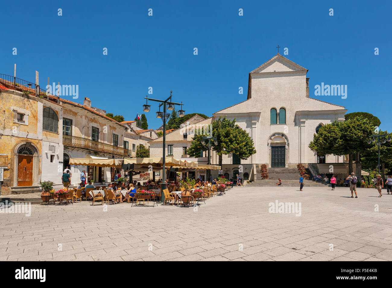 Low-Winkel-Blick auf den Dom, Kirche Santa Maria Assunta, 1086, in ...