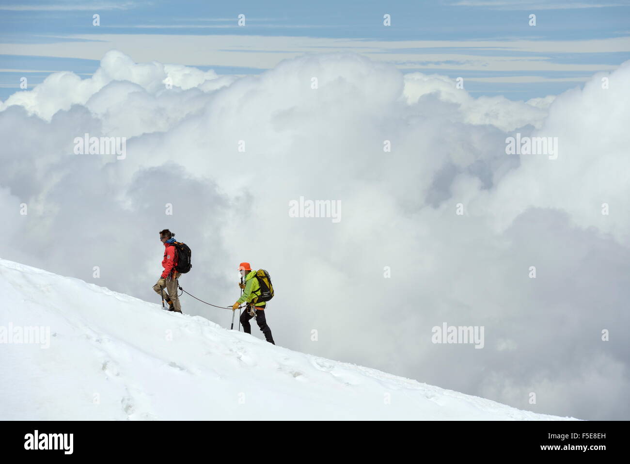 Bergsteiger, Kletterer, die hoch oben in den Wolken, Aiguille du Midi ...