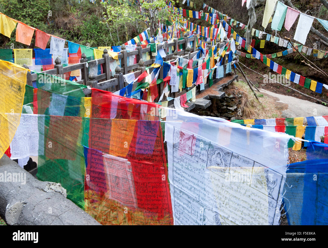 Gebetsfahnen auf Mebar Tsho, The Burning Lake Bumthang, Bhutan, Asia ...