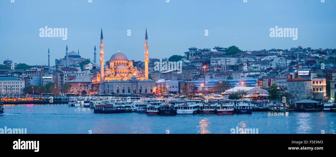 Neue Moschee (Yeni Cami) am Ufer des Goldenen Horns in der Nacht mit ...