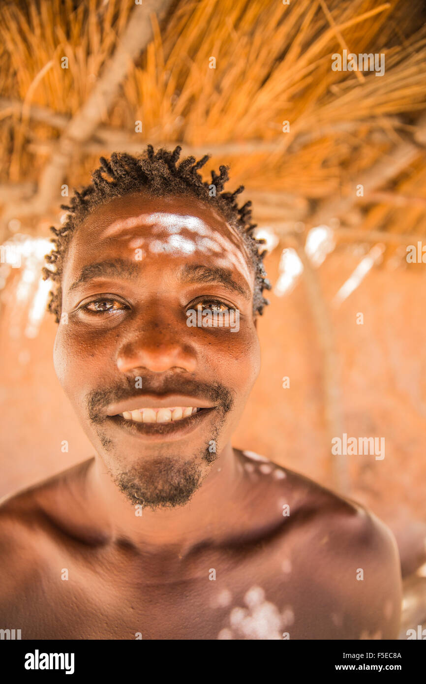 Mann aus der Himba Stamm, Nord Namibia, Namibia, Afrika Stockfotografie ...