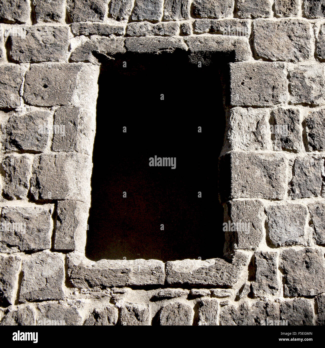 Fenster in alten mittelalterlichen Mauer (Burg Stockfotografie - Alamy