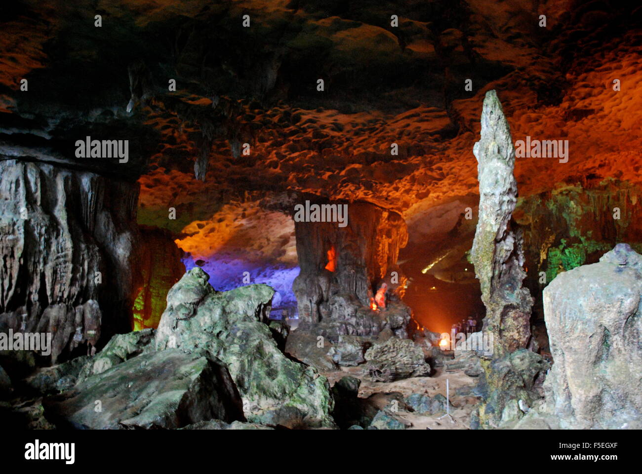 Hängen Sie die Sung Sot Grotte (Höhle der Überraschungen), Halong Bucht, Vietnam Stockfotografie ...