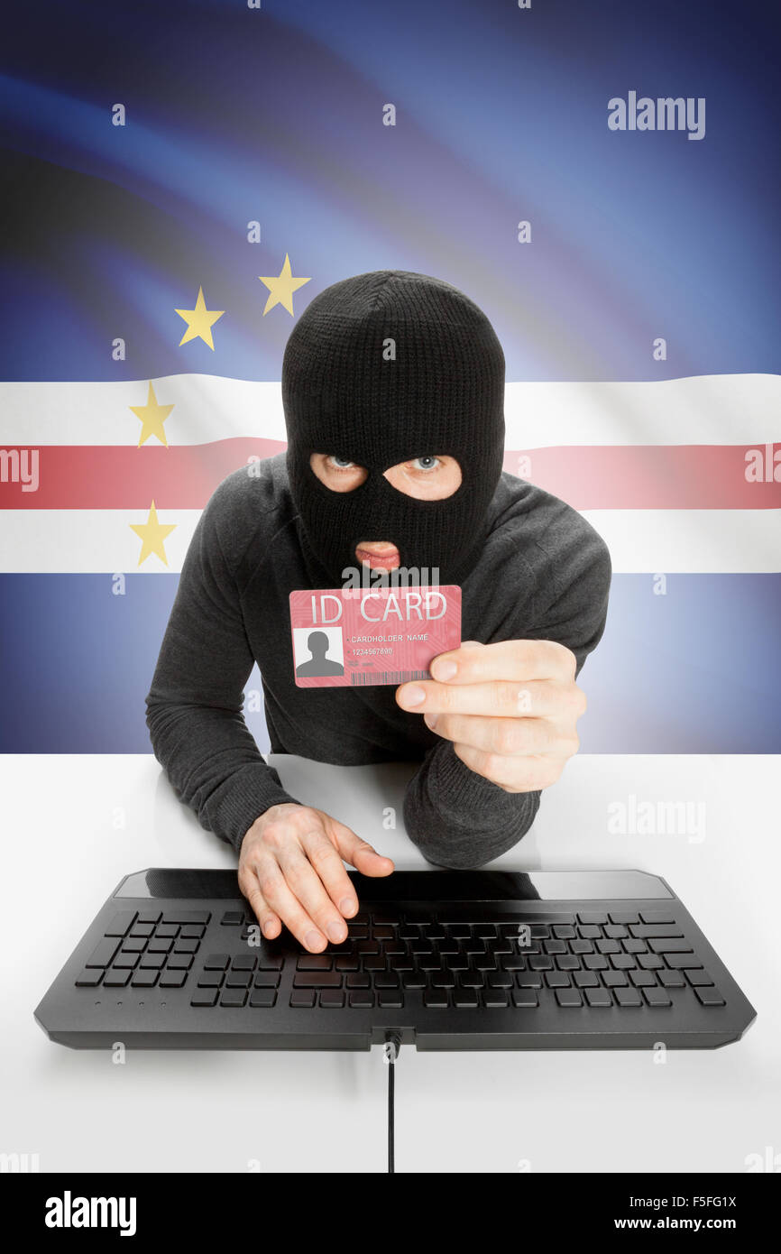 Hacker mit ID-Karte in der Hand und Flagge auf Hintergrund - Kap Verde ...