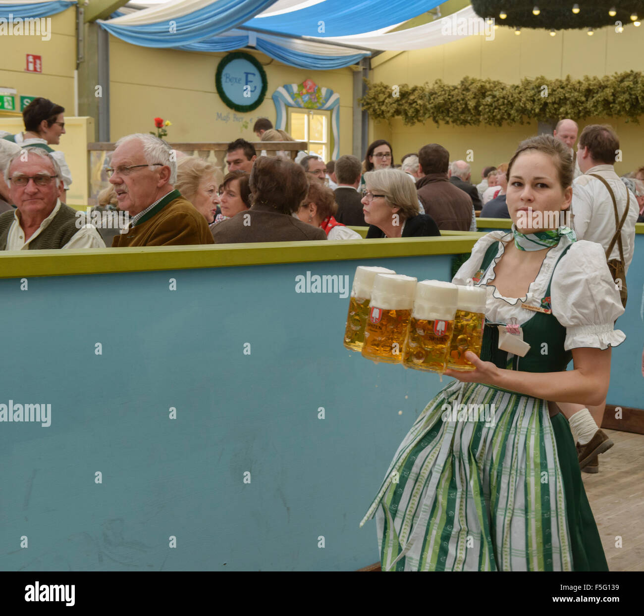 Hofbrau kellnerin -Fotos und -Bildmaterial in hoher Auflösung – Alamy