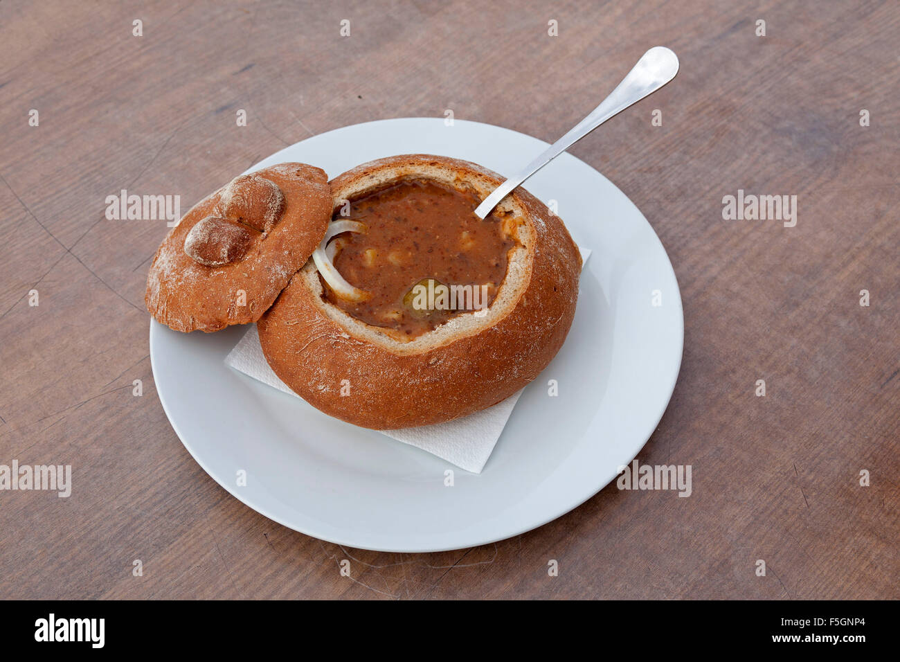 Gulaschsuppe im Brot, Prag, Tschechische Republik Stockfotografie - Alamy