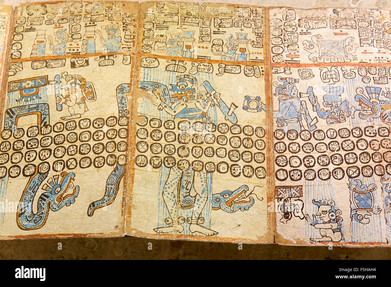 Replik von einem alten Maya-Codex im Gran Museo del Mundo Maya Museum in Merida, Yucatan, Mexiko ...
