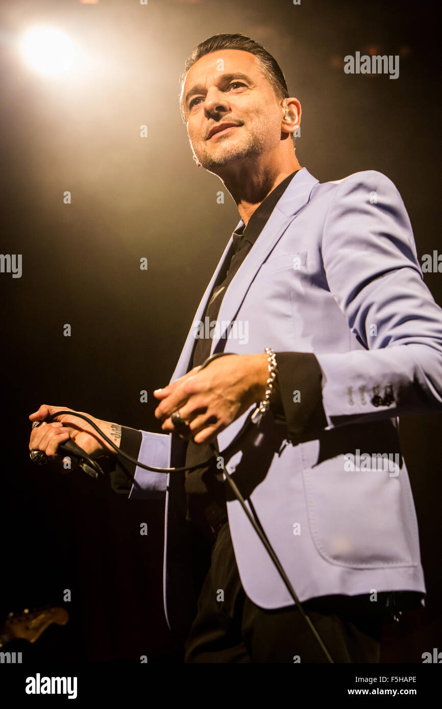 Lead singer of depeche mode -Fotos und -Bildmaterial in hoher Auflösung ...