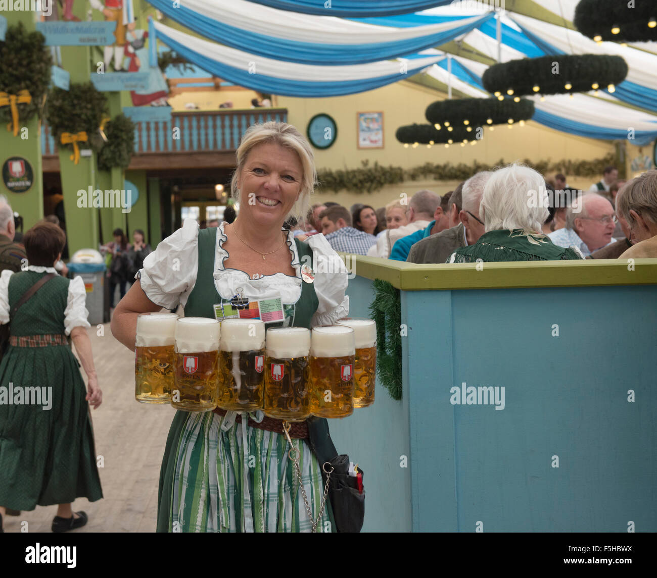 Kellnerin mit Massen von Bier auf dem Oktoberfest in München ...