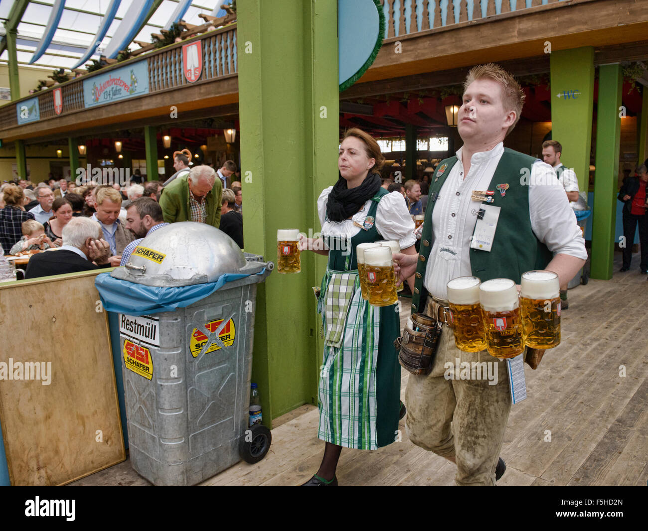 Kellnerin und Kellner tragen Massen von Bier auf dem Oktoberfest in ...