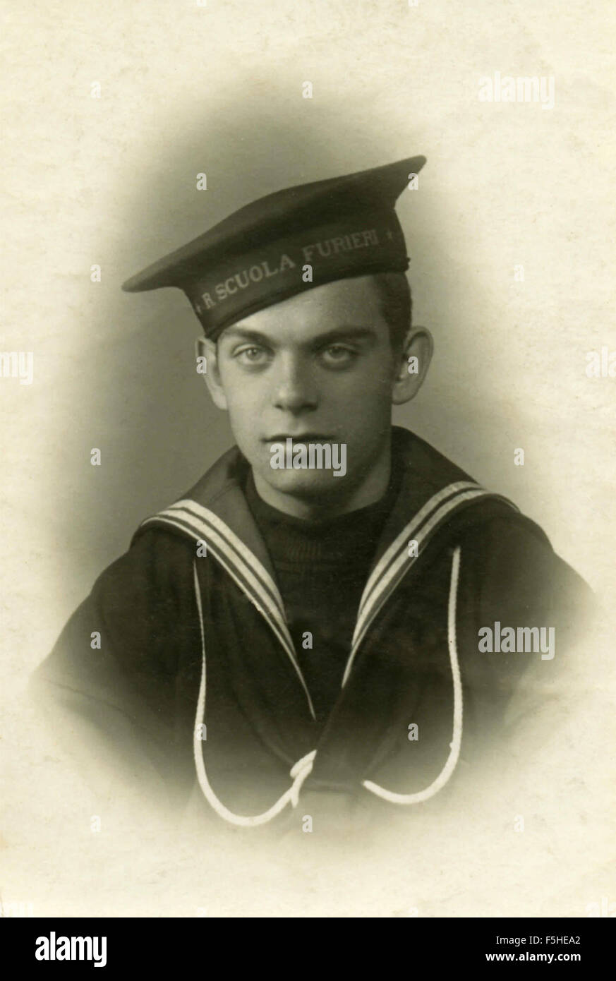 Navy sailor uniform -Fotos und -Bildmaterial in hoher Auflösung – Alamy
