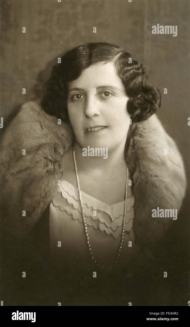 Eine elegante frau perlenkette fell -Fotos und -Bildmaterial in hoher ... Eine elegante frau perlenkette fell -Fotos und -Bildmaterial in hoher ...