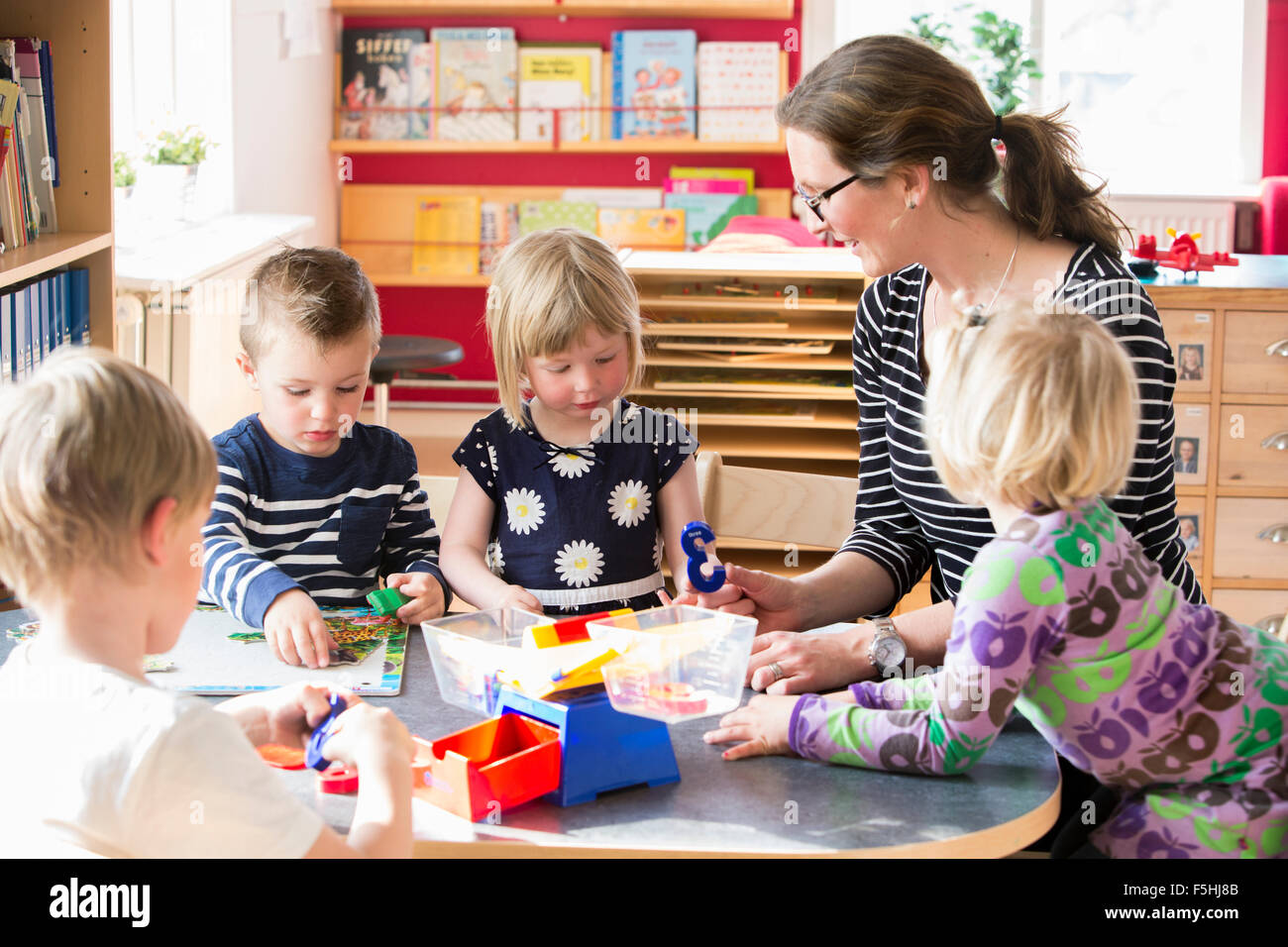 Day Care Kindergarten Kids Teacher Stockfotos und -bilder Kaufen - Alamy