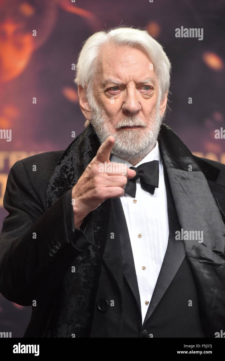 Donald Sutherland kümmert sich um die Premiere von "The Hunger Games ...
