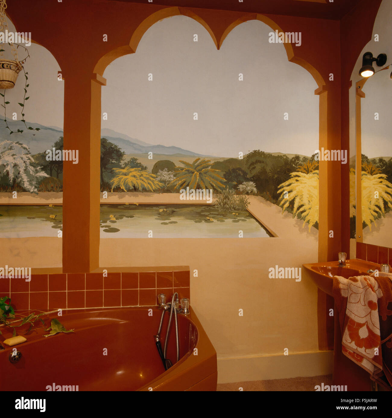 Wandbild von Schwimmbad gemalt an Wänden über eine braune Eckbadewanne ...