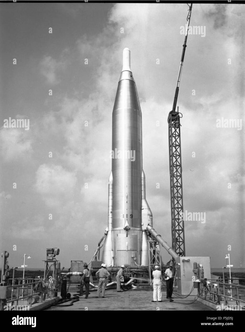 Ein Foto aus der Atlas negative Collection, das ein Atlas-Raketensystem ...