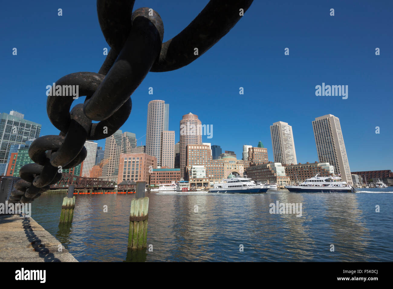 WHALE WATCHING BOOTE FAN PIER HARBORWALK ROWES WHARF DOWNTOWN SKYLINE ...