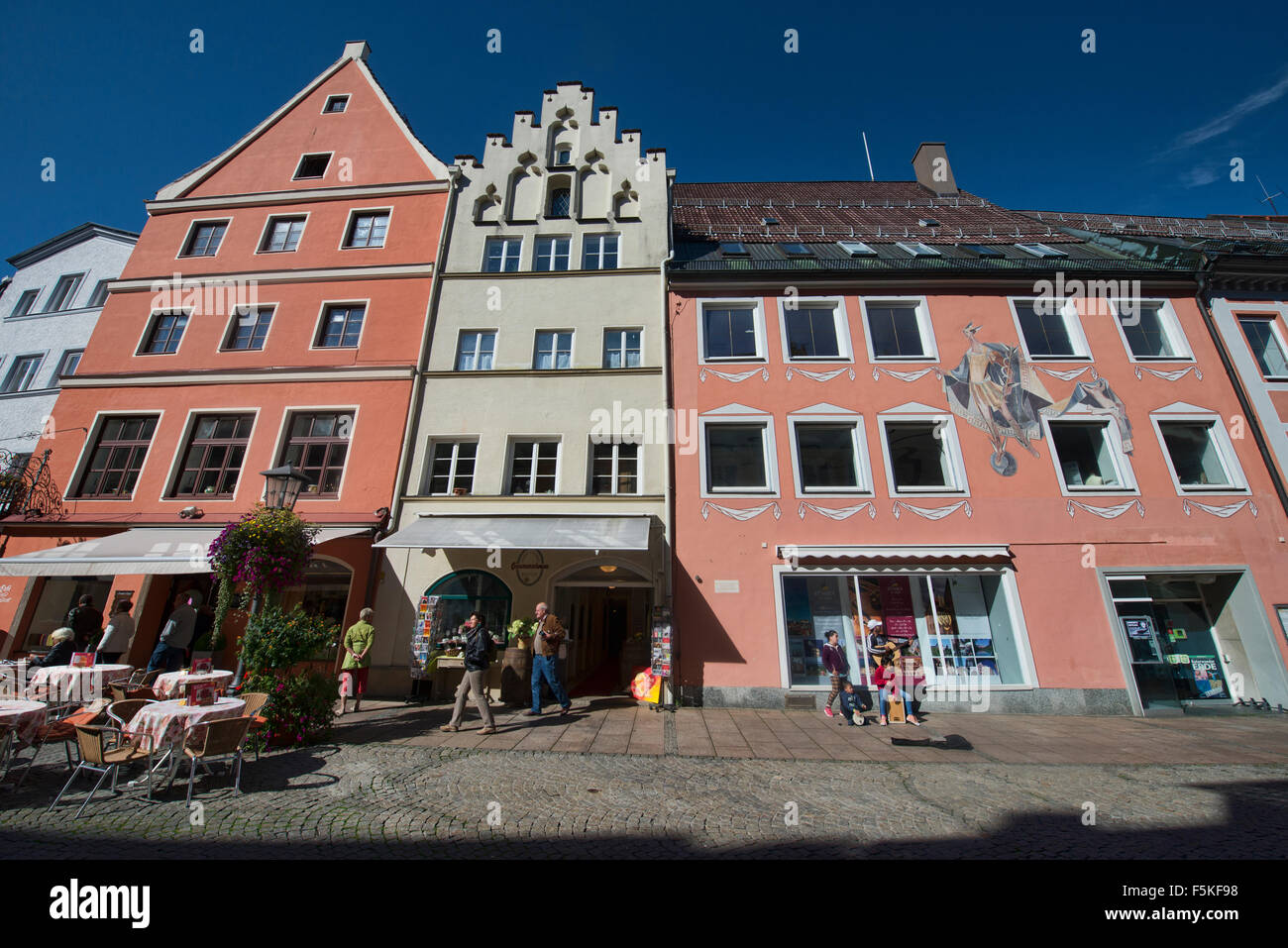 Bunte Fassaden und Häuser im Zentrum der Altstadt in Füssen ...