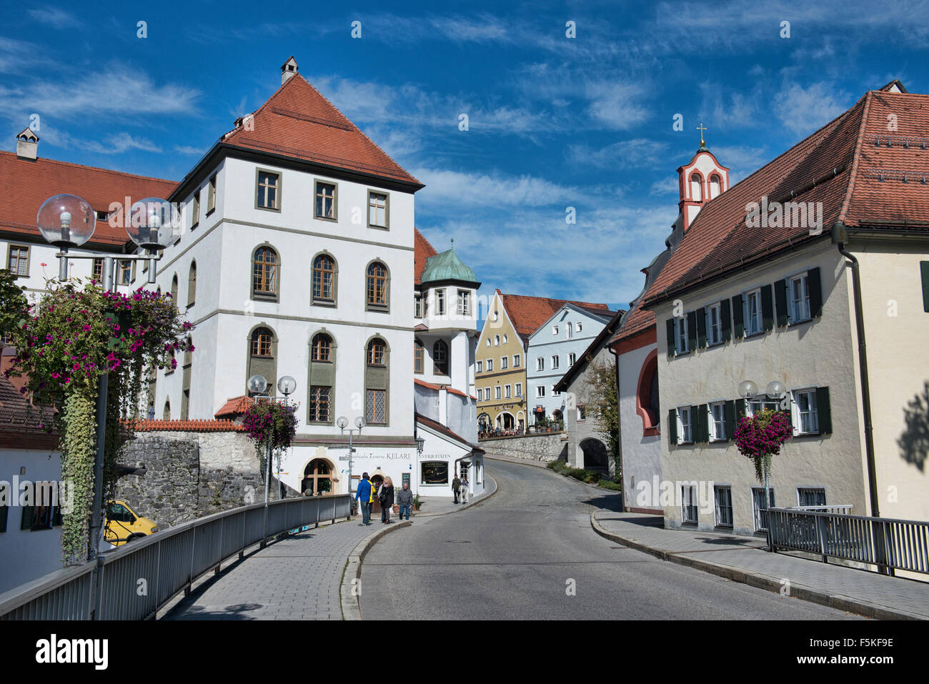 Bunte Fassaden und St. Mang Abbey im Zentrum der Altstadt in Füssen ...