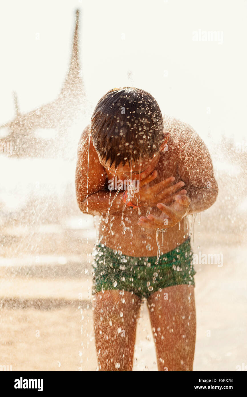 Türkei, Alanya, junge (10-11) unter Dusche am Strand Stockfotografie ...