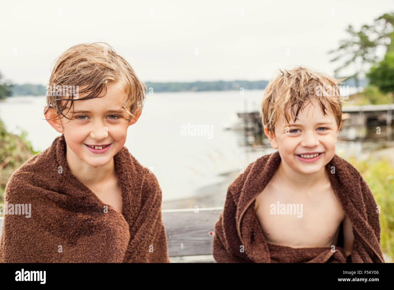 Nur zwei jungen -Fotos und -Bildmaterial in hoher Auflösung – Alamy