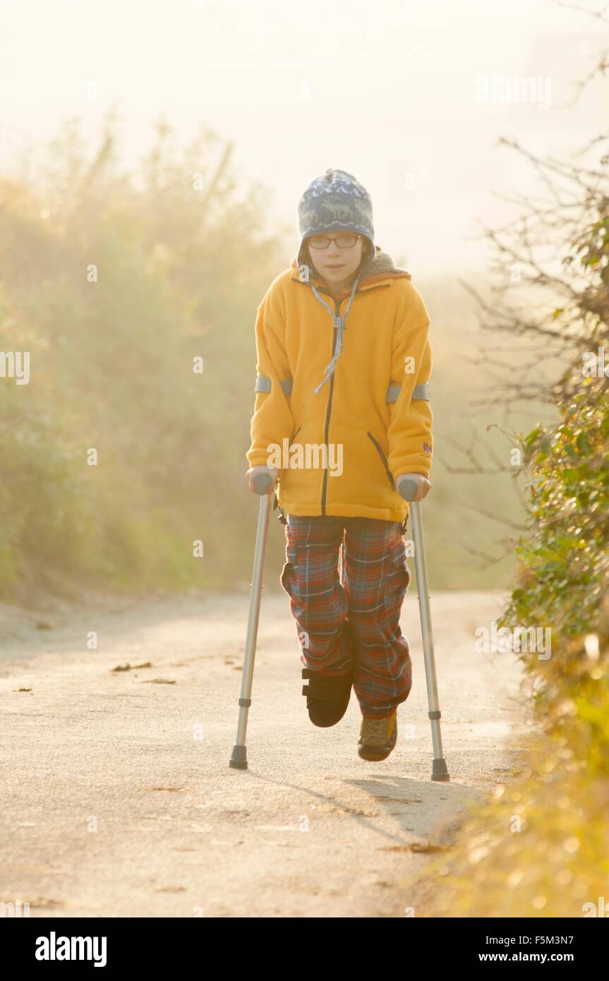 Mädchen auf krücken -Fotos und -Bildmaterial in hoher Auflösung – Alamy