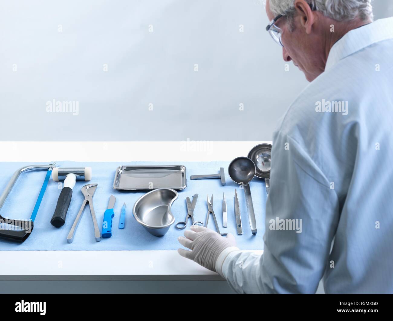 Forensischer pathologe -Fotos und -Bildmaterial in hoher Auflösung – Alamy