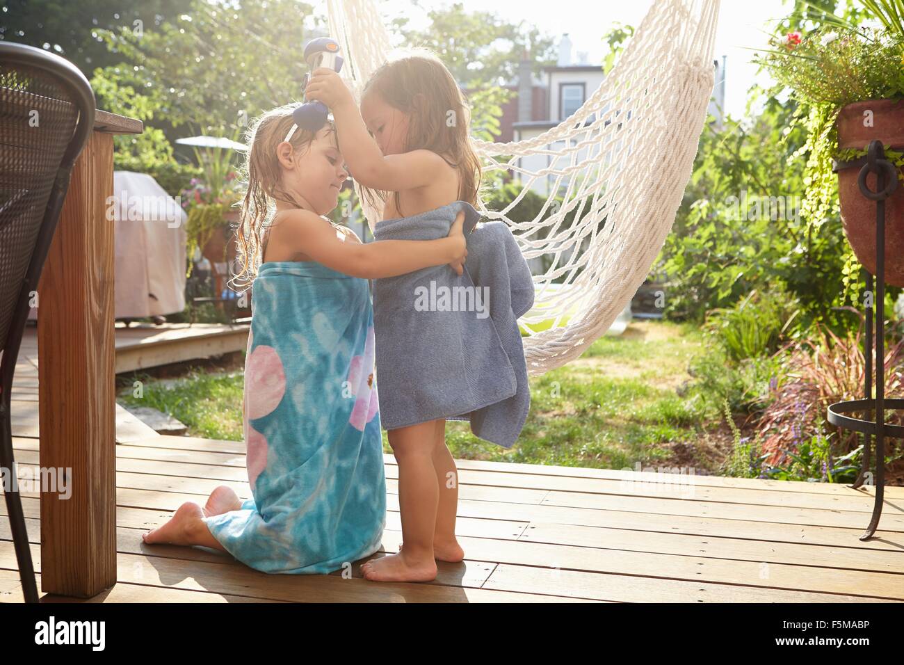 Auf einem handtuch sitzen -Fotos und -Bildmaterial in hoher Auflösung – Alamy